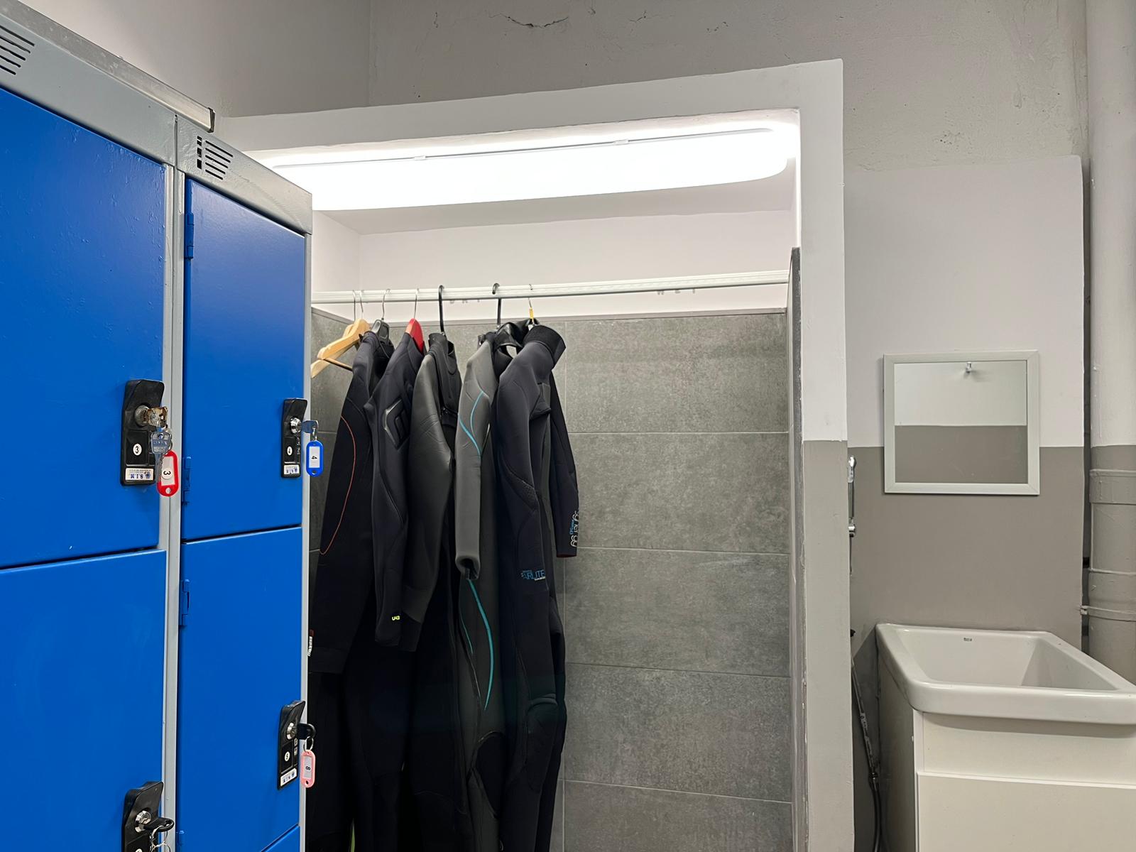 Surfboard storage and changing room services in San Sebastian